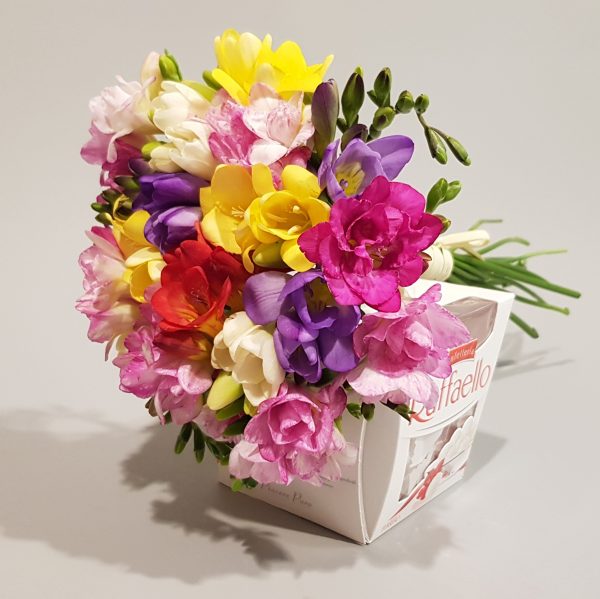 Buchet 19 frezii colorate si praline Raffaello - Betty Flowers