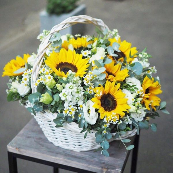 Aranjamentul Floral In Cos Cu Floarea Soarelui - Betty Flowers